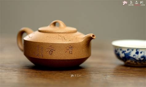 唐文紫砂壶作品 国助工唐文作品 国助工袁德波装饰通转梅花 优质段泥 传统器形 扁石价格 宜兴紫砂壶网