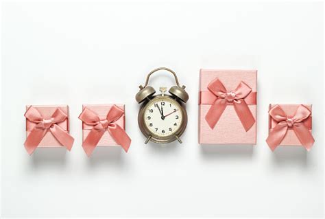 흰색 배경에 활 복고풍 알람 시계와 선물 상자 오전 11시 55분 새해 크리스마스nconcept 맨 위 보기 11에 대한 스톡 사진 및 기타 이미지 Istock