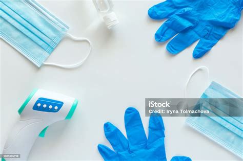 흰색 배경의 적외선 바디 온도계 라텍스 장갑 마스크 및 손 소독제와 텍스트 복사 공간이 있는 경우 코로나 바이러스 보호 개념 플랫 레이 0명에 대한 스톡 사진 및 기타