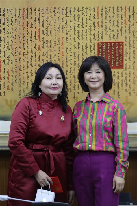 УИХ ын гишүүн Д Өнөрболор ЕБС ийн төгсөгчидтэй уулзлаа