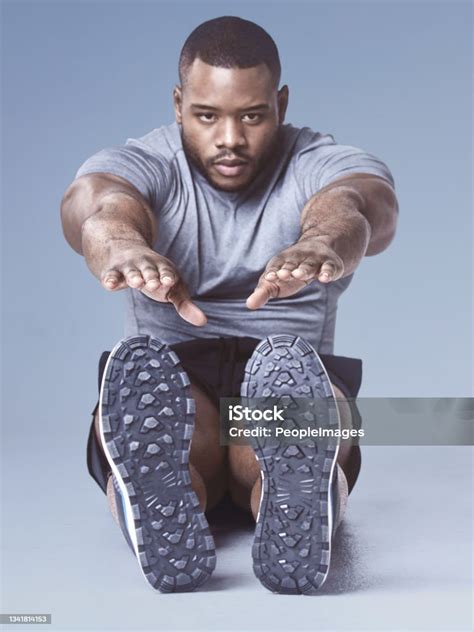 스튜디오에서 앉아서 스트레칭 잘 생긴 젊은 남자의 전체 길이 샷 20 24세에 대한 스톡 사진 및 기타 이미지 20 24세 20 29세 건강한 생활방식 Istock