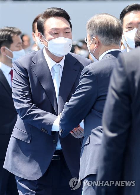 문재인 전 대통령과 인사하는 윤석열 대통령 연합뉴스