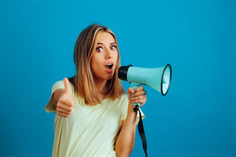 확성기를 들고 있는 행복한 여자가 엄지손가락을 치켜세우는 모습 발표 고객 참여에 대한 스톡 사진 및 기타 이미지 고객 참여 광고 광고모델 Istock