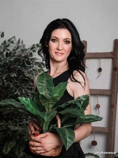 Meet Your Single Women Online Browse The Best Dating Profiles In 2024