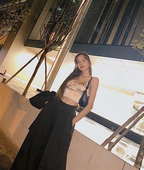 “ลิซ่า เดียนา” อวดลุคนุ่งผ้าไทยเที่ยวอยุธยา ลงย้อนหลัง กับกิจกรรมฟินๆ ทำไอดอลสาวคิดถึงเมืองไทยสุดๆ