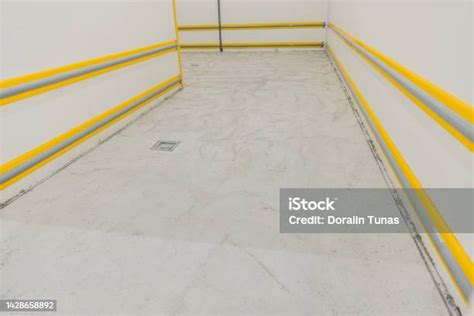 위생 패널 보호기는 바닥 가장자리 벽에 사용되는 제품입니다 바닥재에 대한 스톡 사진 및 기타 이미지 바닥재 에폭시 코팅