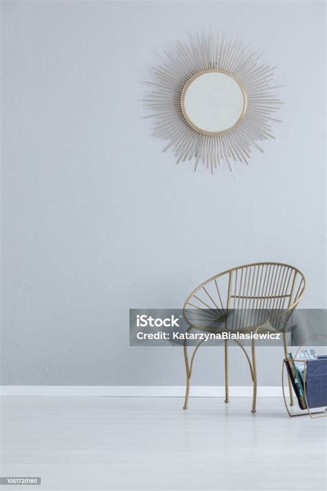간단한 홀 인테리어 복사 공간에 안락의 자 위의 회색 빈 벽에 골드 거울 실제 사진 0명에 대한 스톡 사진 및 기타 이미지 0명 가정의 방 거울 Istock