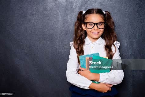 다행이 긍정적인 좋은 스마트 귀여운 작은 작은 소녀 흰 블라우스 셔츠와 파란색 치마 운반 유지 포옹 큰 책 더미 복사 공간에