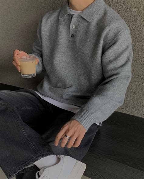 업노멀 업노멀 우수한 보온성과 포근하고 따뜻한 착용감을 자랑하는 캐시라이크 소재로 제작된 단추 카라니트 적당히 두께감도 있어 지금부터 겨울까지 쭉 활용하시기 좋은