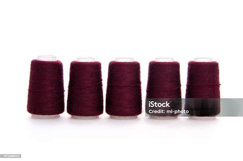 흰색 배경에 격리 된 스레드의 빨간색 스풀 모직 실의 스케인 뜨개질을 위한 원사 재봉틀 용 재료 코일 0명에 대한 스톡 사진 및
