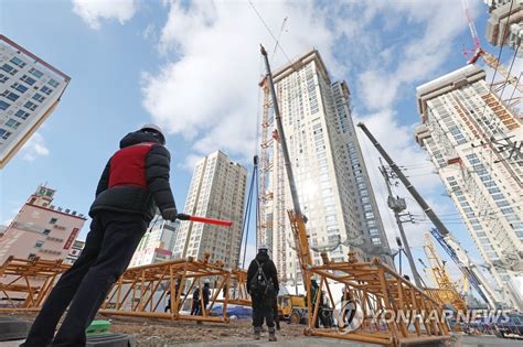 사고 엿새째 해체크레인 조립 연합뉴스