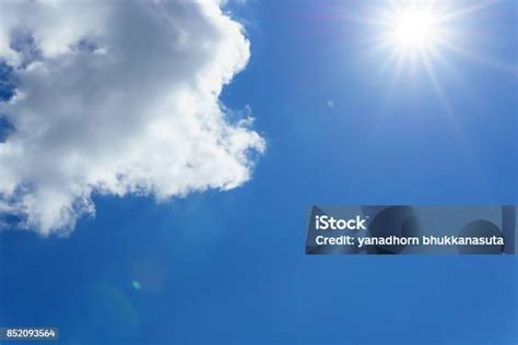 푸른 하늘 구름과 배경에 대 한 태양입니다 맑은 하늘과 구름 위에 빛 빛나는 태양 아름 답 고 놀라운 푸른 하늘에 구름과 배경에 대 한 선샤인 0명에 대한 스톡 사진 및