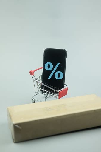 쇼핑 카트에 화면에 할인 기호가 있는 스마트폰 온라인 쇼핑 전자 상거래 및 상품 배달의 개념 가격에 대한 스톡 사진 및 기타 이미지 Istock