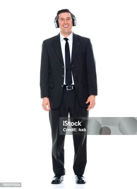 전체 길이 정면 보기 1명 성인 잘 생긴 사람 코 카 서 남성 젊은 남자 매니저 비즈니스 맨 스탠딩 비즈니스 웨어 미소 행복 쾌활 한 웃음 듣기 음악 35 39세에 대한