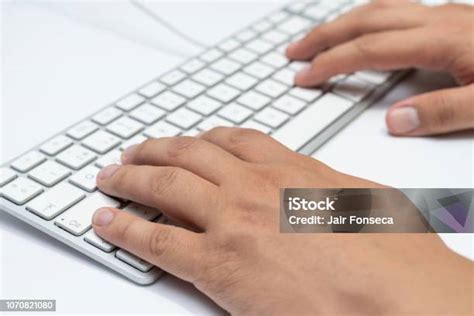 블로그를 작성 하는 노트북 남자 집에서 작업 키보드에 입력합니다 프로그래머 또는 컴퓨터 해커 경영자에 대한 스톡 사진 및 기타 이미지 Istock