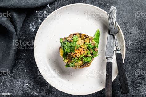 얇게 썬 로스트 소고기와 감자를 곁들인 샐러드 잎 검은 색 배경 맨 위 보기입니다 0명에 대한 스톡 사진 및 기타 이미지 0