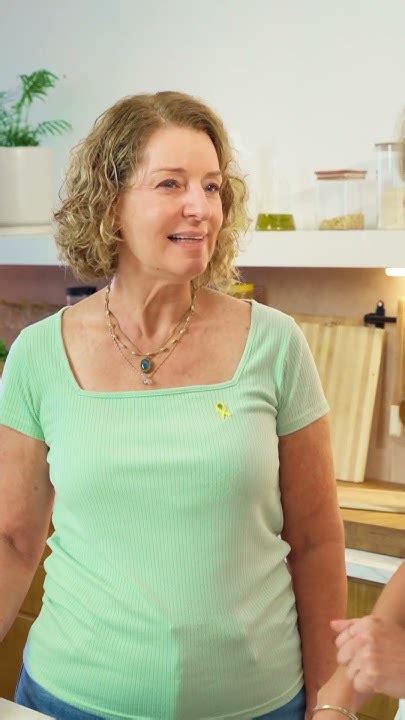 בתיה שורק מכינה סלט כרוב אסיאתי עם טוויסט גרגירי חומוס קראנציים Shorts Youtube