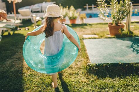 수영장에서 풍선 반지를 착용 하는 여자의 뒷 모습 걷기에 대한 스톡 사진 및 기타 이미지 걷기 수영장 스포츠 경기장 아이 Istock