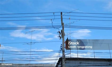 Transformator Pada Trafo Satu Fase Tiang Untuk Konversi Listrik Tegangan Tinggi Menjadi Listrik