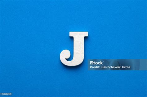 문자 J 대문자 파란색 거품 배경에 흰색 나무 글꼴 알파벳 J에 대한 스톡 사진 및 기타 이미지 알파벳 J 대문자 디자인 Istock