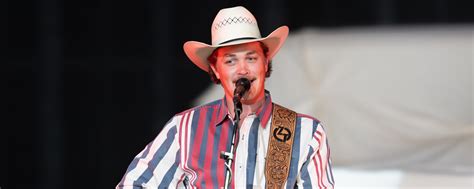 Billy Strings Reveals The Identity Of The Green Shirt Guy In The Iconic Dust In A Baggie