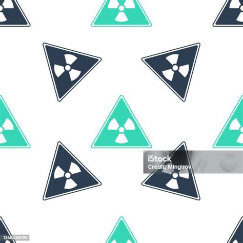 綠色三角形標誌與輻射符號圖示隔離白色背景上的無縫圖案向量向量圖形及更多三角形圖片 三角形 保安 保護 Istock