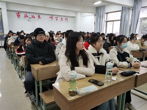 马院2001班与2002班合力开展“奋斗的青春最美丽”团课 马克思主义学院