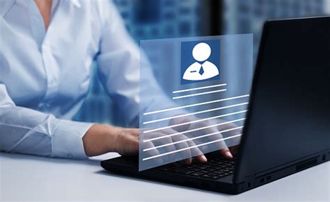 인적 자원 Hr 및 관리 개념입니다 직원은 온라인 설문조사 양식을 작성해야 합니다 클립보드에 체크리스트를 표시했습니다 It