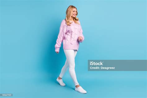 밝은 파란색 배경에 고립 된 세련된 옷을 입고 앞으로 웃고있는 아름다운 여성의 전체 길이 의 신체 크기 사진 금발 머리에 대한 스톡 사진 및 기타 이미지 Istock