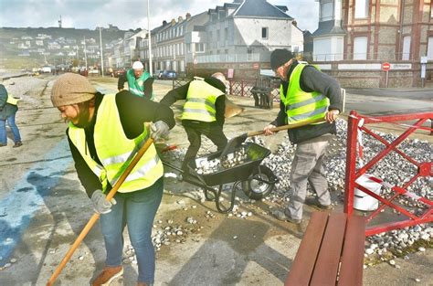 [photos] Fécamp Des Volontaires Venus Prêter Main Forte Pour Déblayer La Digue