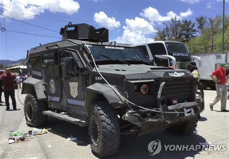 시위대에 빼앗겼다 반환되는 멕시코 경찰 전술 차량 연합뉴스