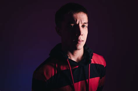 스튜디오에서 점퍼 댄스 현대 무용을 입은 청년 브레이크 댄스 댄스 스쿨 포스터입니다 공간을 복사합니다 전투 대회 발표 분홍색과 파란색 배경입니다 공연에 대한 스톡 사진 및