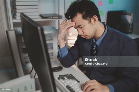 방에서 일하는 아시아 남성 사업가 신생 기업 직원들은 야간 초과 근무 바쁜 일 열심히 사무실에서 일하고 있습니다 초과 근무 개념입니다 30 34세에 대한 스톡 사진 및 기타