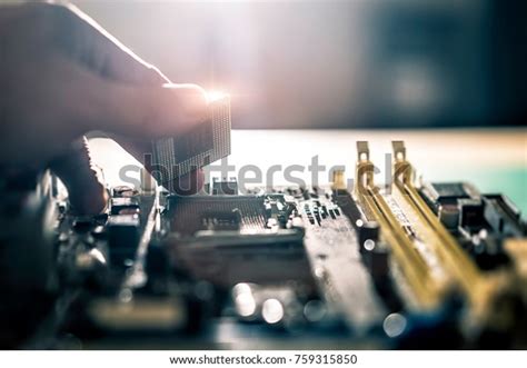 컴퓨터 기술 전자 엔지니어마더보드의 유지 관리 스톡 사진지금 편집 759315850