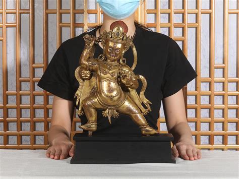 靓宝格 明 铜鎏金金刚手立像带座