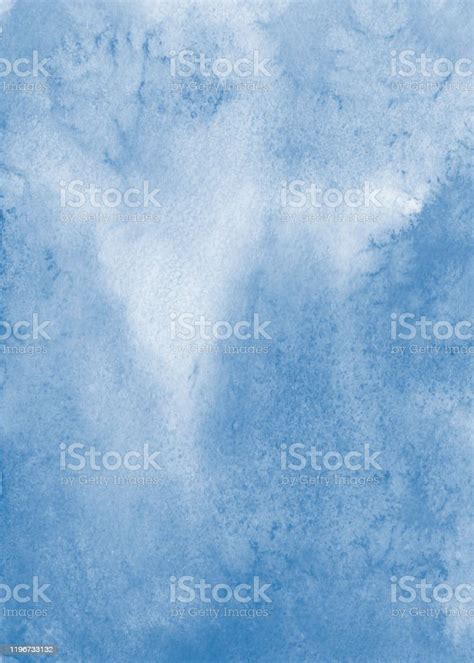 자연 종이 질감 손으로 그린 수채화 스플래시와 고전적인 파란색 방울 색상수채색 풍경 배경 구름에 대한 스톡 벡터 아트 및 기타