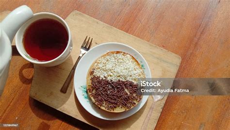 초콜릿 토핑과 강판 치즈를 곁들인 마르타박의 미니 사진은 컵이 뜨겁고 칼 포크 칼붙이 갈색에 대한 스톡 사진 및 기타 이미지 갈색 건강한 생활방식 길거리 음식