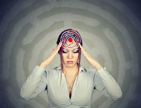 Het Concept Van De Probleemoplossing Jonge Vrouw Die Raadsel Oplossen