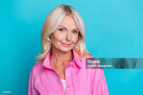 예쁜 연금 수령자 여성의 화려한 외모 모습 카메라 착용 시안 색상 배경에 고립 된 유행 스마트 캐주얼 복장의 사진 초상화 50