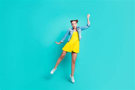 좋은 미친의 전체 길이 몸 크기 긍정적인 유치 한 만화 유행 여자 헤어만 두 짧은 드레스와 녹색 청록색 배경에 고립 된 지주 우산 같은 데님 재킷을 입고 깜짝 놀라게 십대