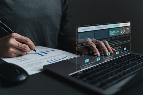 비즈니스 전략 솔루션 또는 금융 투자에 대한 계획 또는 분석 또는 새로운 비즈니스 또는 프로젝트에 대한 데이터 및 정보로 작업하는 사업가 성공 마케팅 및 관리 아이디어