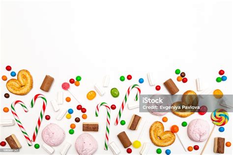흰색 배경에 다양한 색깔의 과자 롤리팝 캐러멜 사탕 지팡이 마시멜로 초콜릿 쿠키 최고 보기 사탕에 대한 스톡 사진 및 기타 이미지 Istock