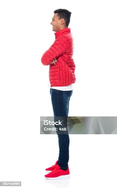 전체 길이측면 보기프로필 보기1 명 만 2029세 성인 잘생긴 사람 검은 머리짧은 머리 아프리카 민족아프리카 계 미국인 인종 남성젊은 남자 서시원한 태도 20 24세에 대한