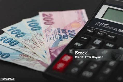 2022 년 계산기와 터키 리라 지폐와 터키의 새해 돈 금융 및 예산 개념 터키 경제 위기 개념 터키 통화에 대한 스톡 사진 및 기타 이미지 Istock