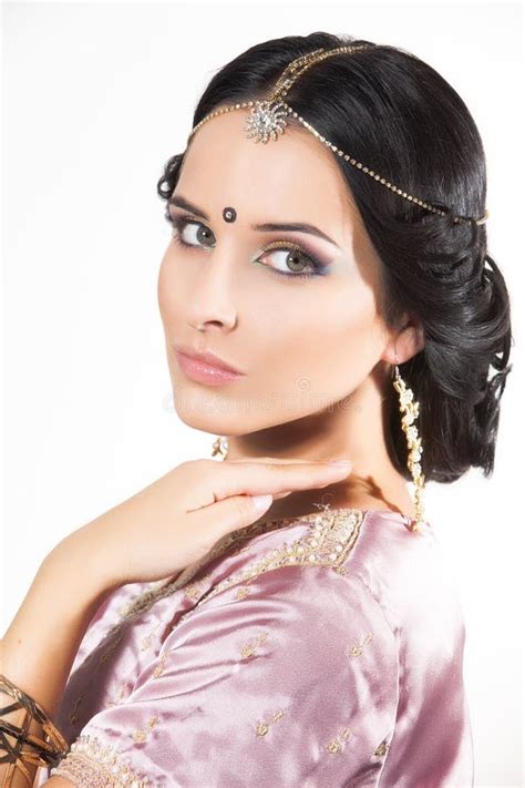 Menina Indiana Bonita Do Retrato Foto De Stock Imagem De Diverso Escuro