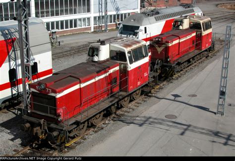 VR Dv15 #1973 + Dv16 #2031 at roundhouse
