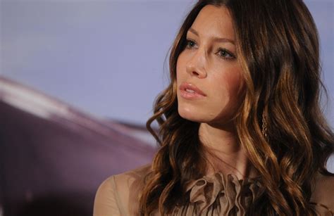 Jessica Biel Cute Side Pose Wallpaper Hd Celebrities K Wallpapers