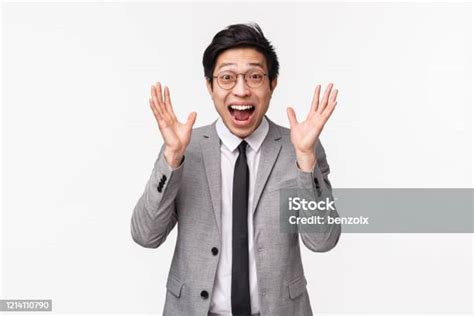 슈퍼 행복 젊은 아시아 남성 사무실 관리자 있어 승진 큰 급여 좋은 소식을 듣고 매우 행복 한 반응 악수 흥분 하 고 쾌활 한 미소 서 흰색 배경 놀라움에 대한 스톡 사진