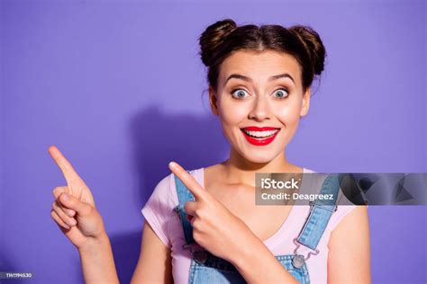 클로즈업 사진 아름 다운 놀라운 그녀의 여자 두 번 손 팔 인덱스 손가락 제기 빈 공간 직접 참신 착용 캐주얼 T 셔츠 청바지 데님 평상복 옷 고립 된 보라색 보라색 배경