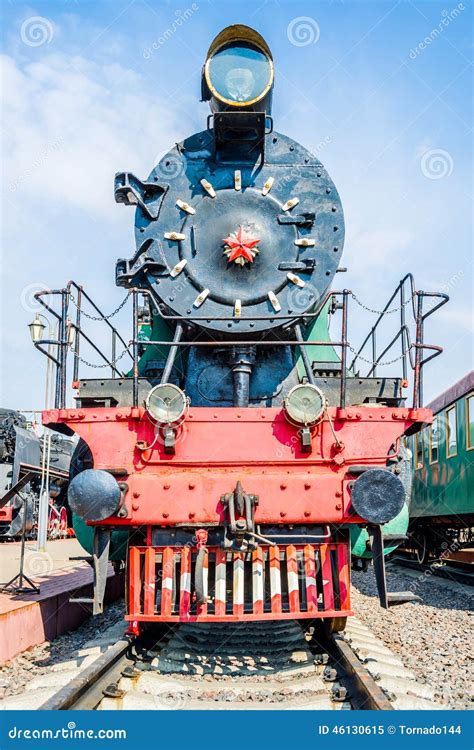 Vista Frontale Di Una Locomotiva A Vapore Antica Contro Il Backgrou Immagine Editoriale